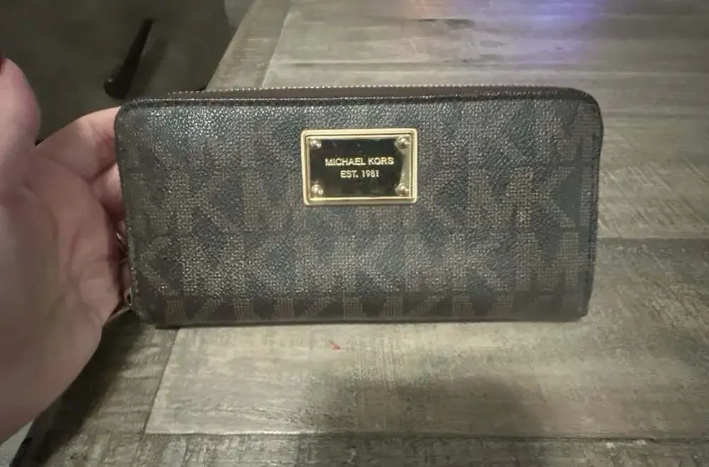 Michael Kors | Bags | Michael Kors Signature Logo Zip Around ...
